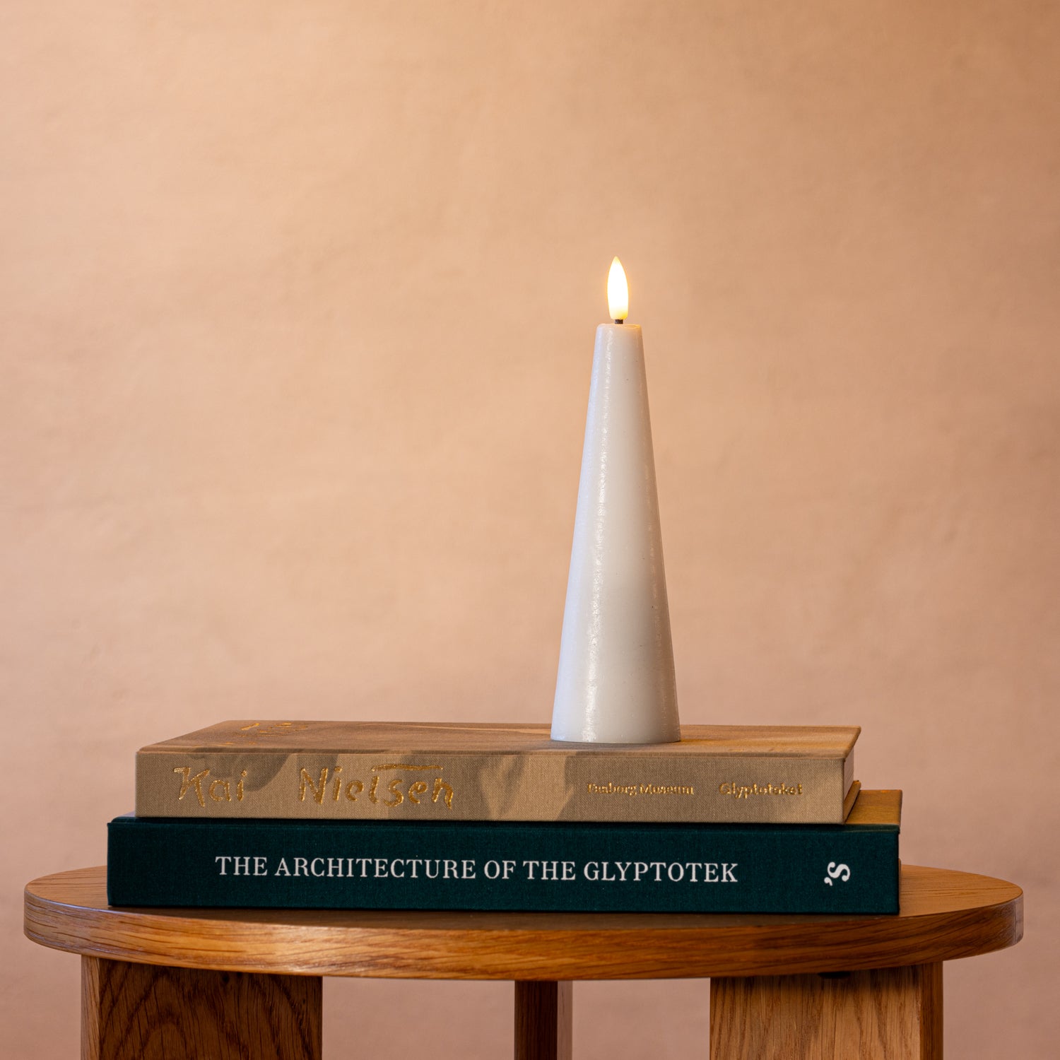 Sia LED cone candle rechargeable. Ø 5.5 X 16.5 cm – LED-nordic.com