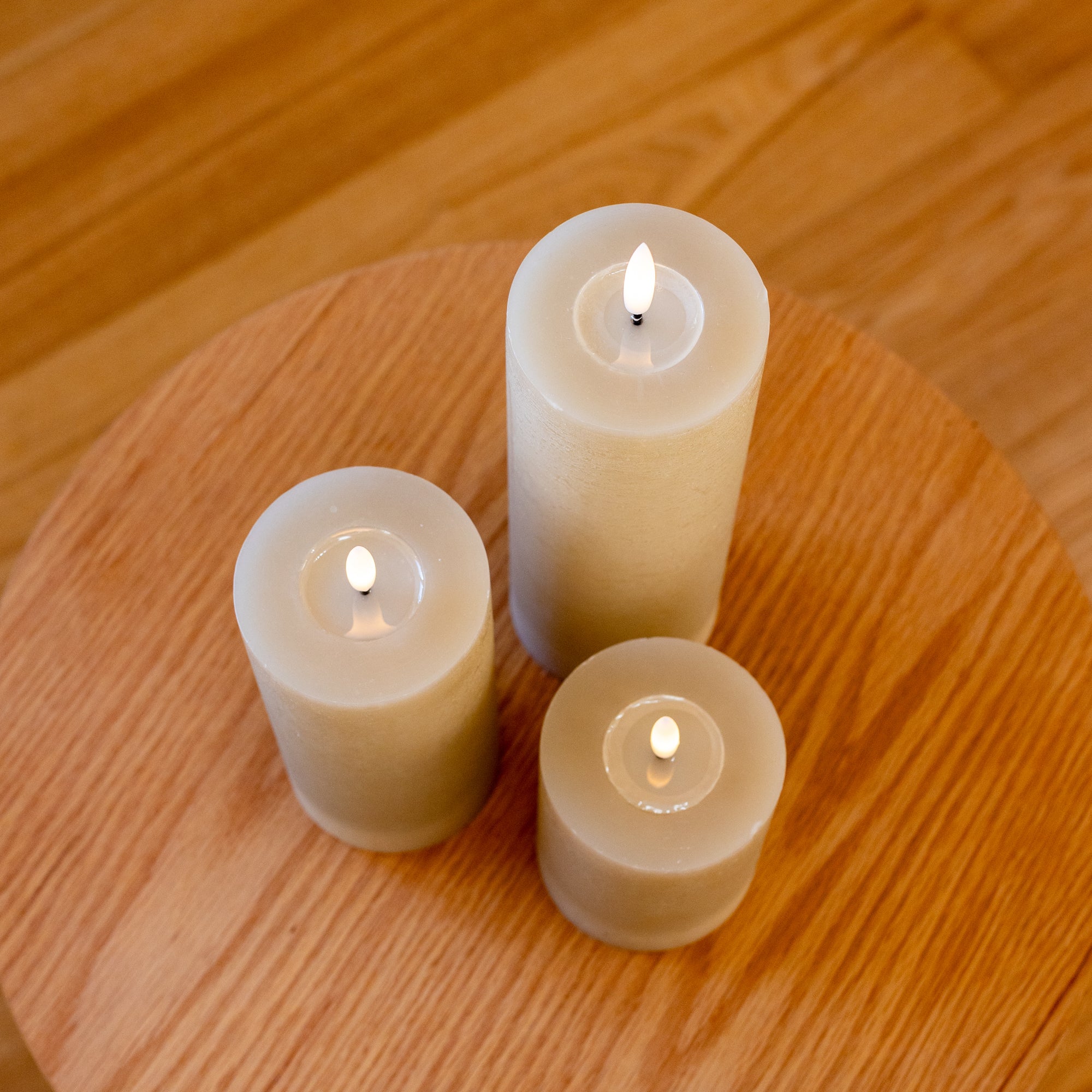 Sia LED pillar candle rechargeable. Ø 7.5 X 20 cm Sand – LED-nordic.com