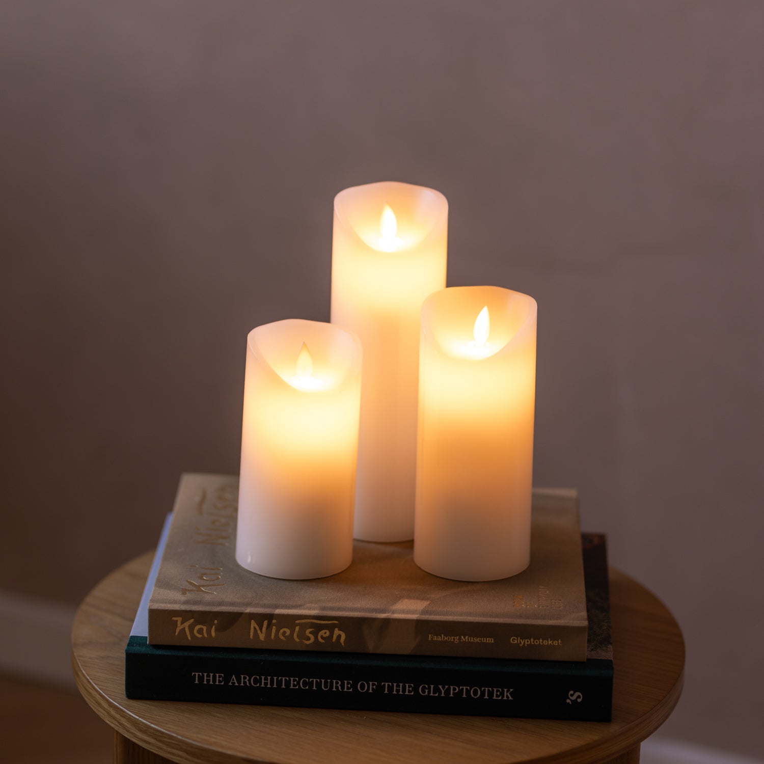 Carla LED pillar candle white Ø 7.5 X 15-18-23 cm 3 pcs – LED-nordic.com